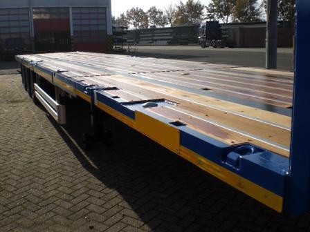 Open oplegger met een lage nek en luchtvering met lange slag, daardoor ...